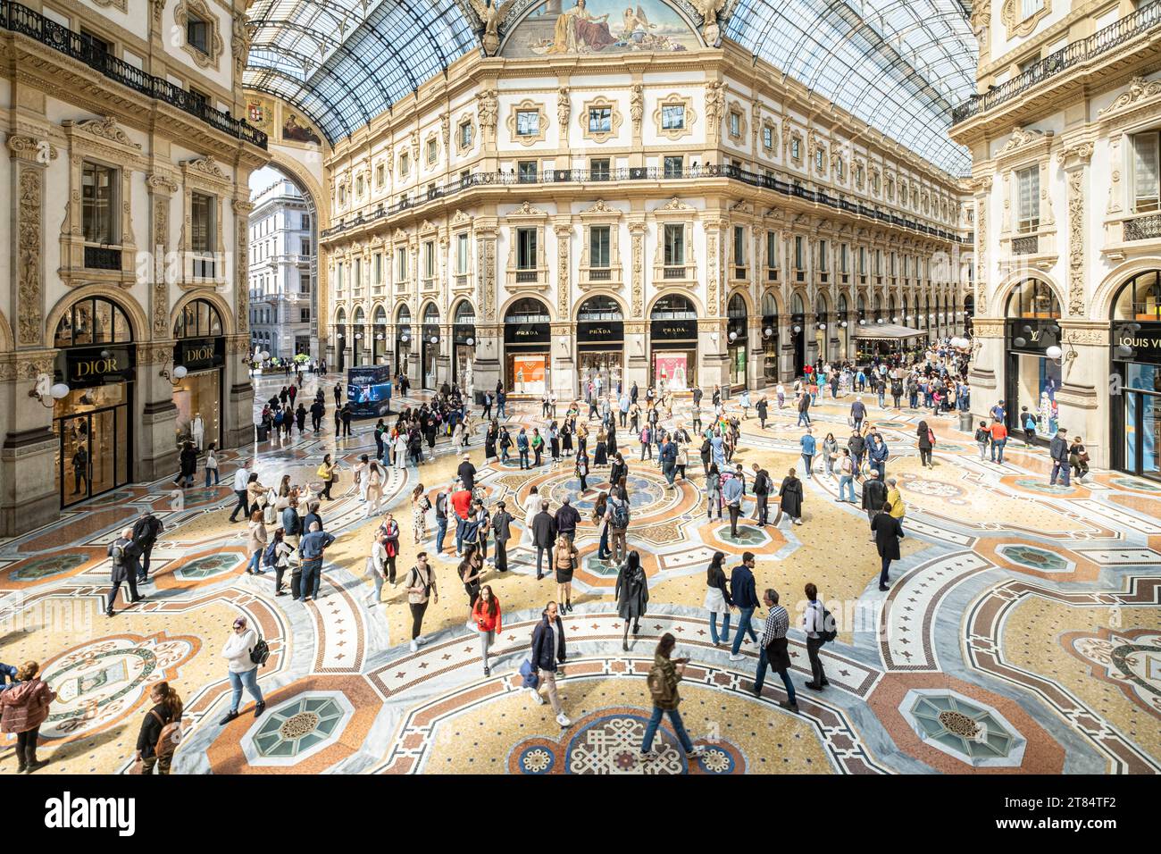 Shops and restaurants in the Galleria Vittorio Emanuele II, Milan ...