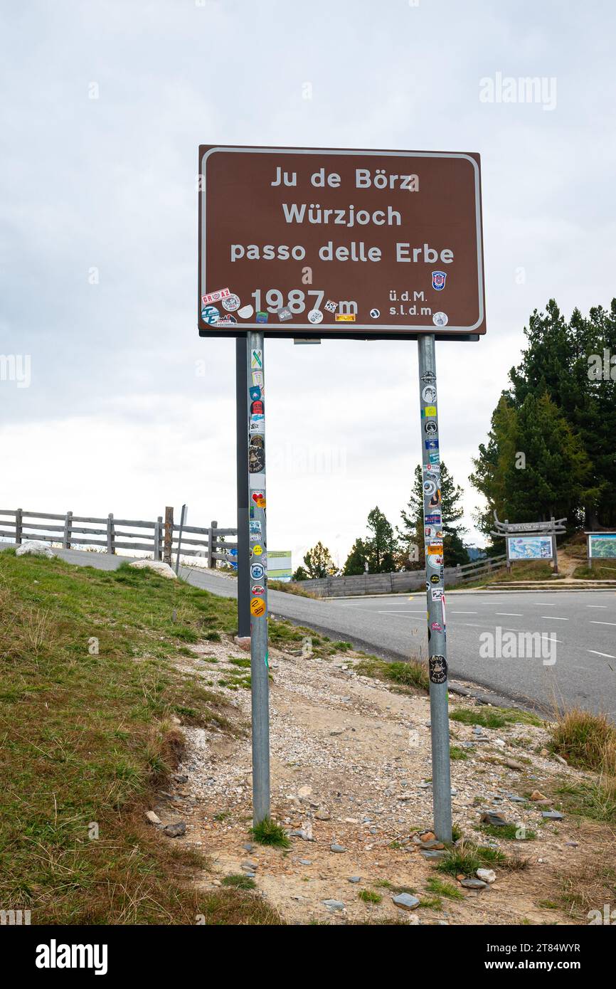 Road sign indicating the top of the Würzjoch mountain pass, Italy Stock ...