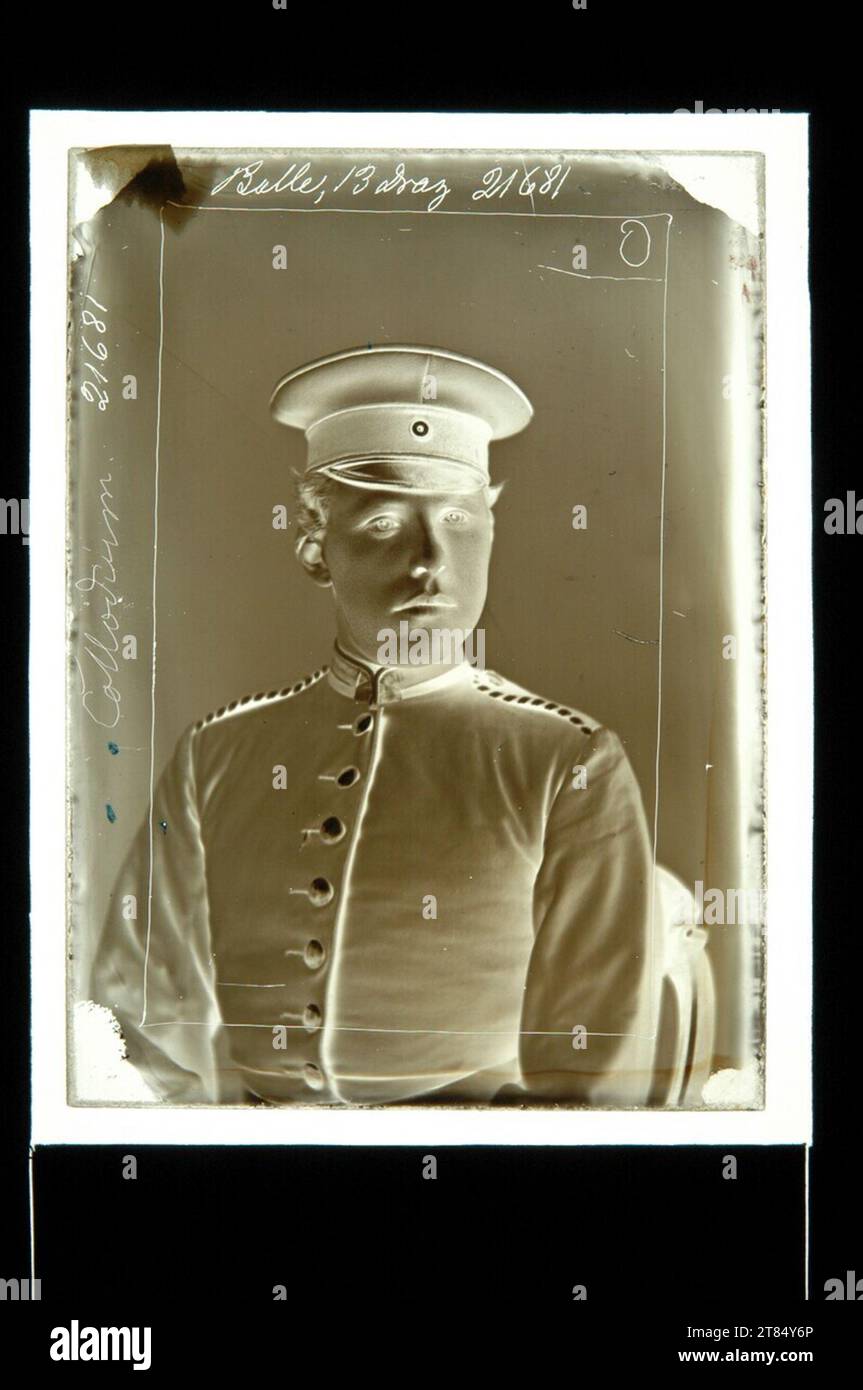 Dr. Julius Schnauss Mann in Uniform. Glasnegativ (collodium) before ...