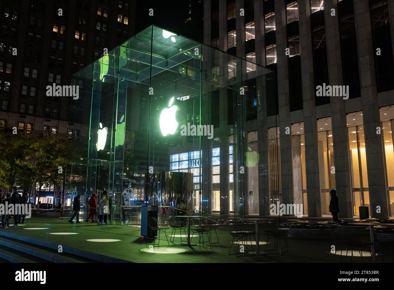 Apple underground store hi-res stock photography and images - Alamy