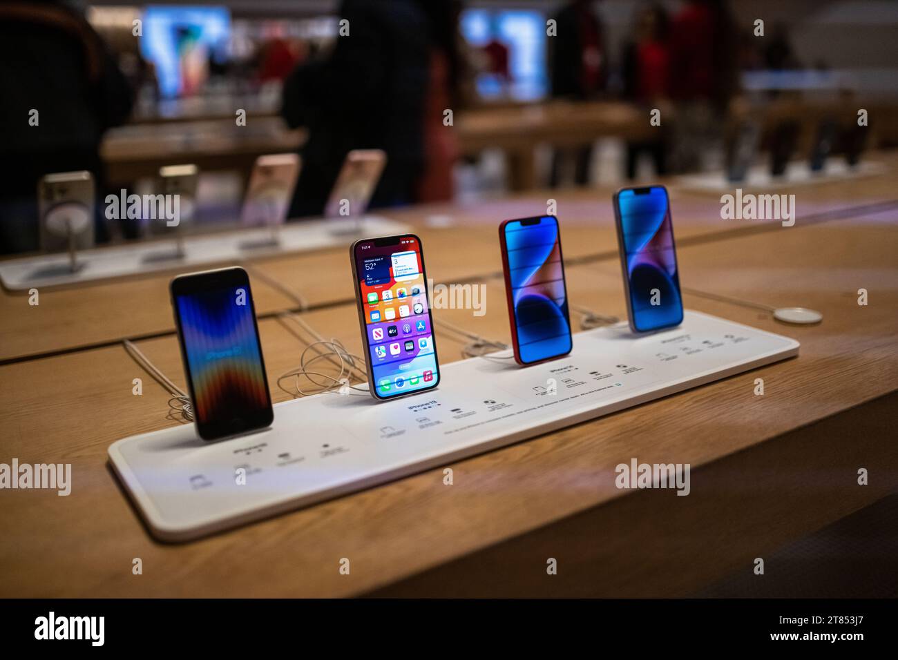 Iphones in store in new york hi-res stock photography and images - Alamy