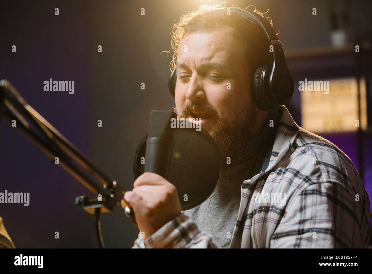 Radio presenter microphone man hi-res stock photography and images - Alamy