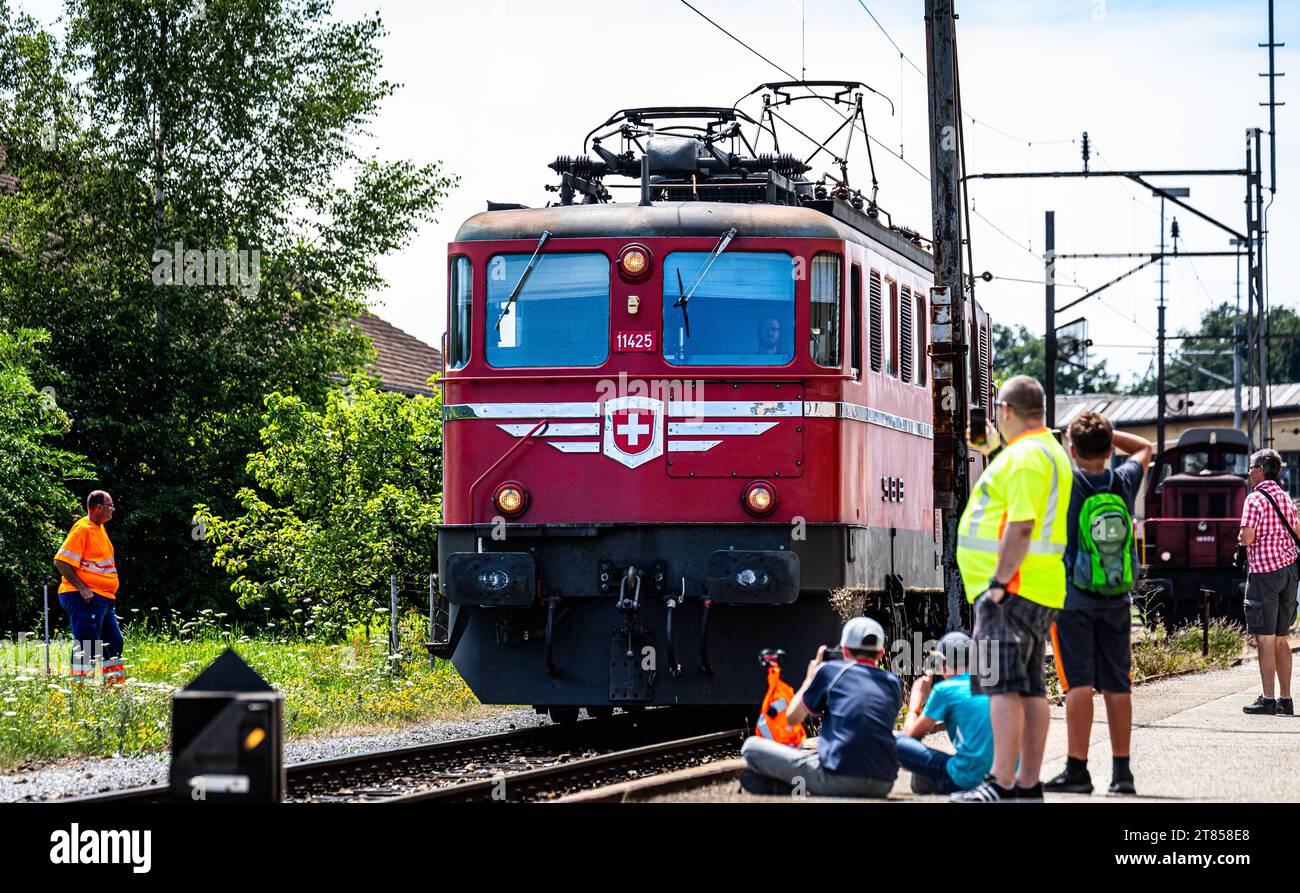 Fitnessfahrt SBB Historic Eine SBB Ae 6/6 mit der Nummer 11425 befindet ...