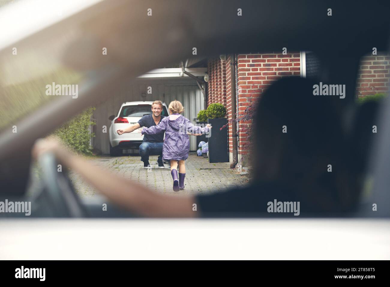 Daughter running hug father hi-res stock photography and images - Alamy