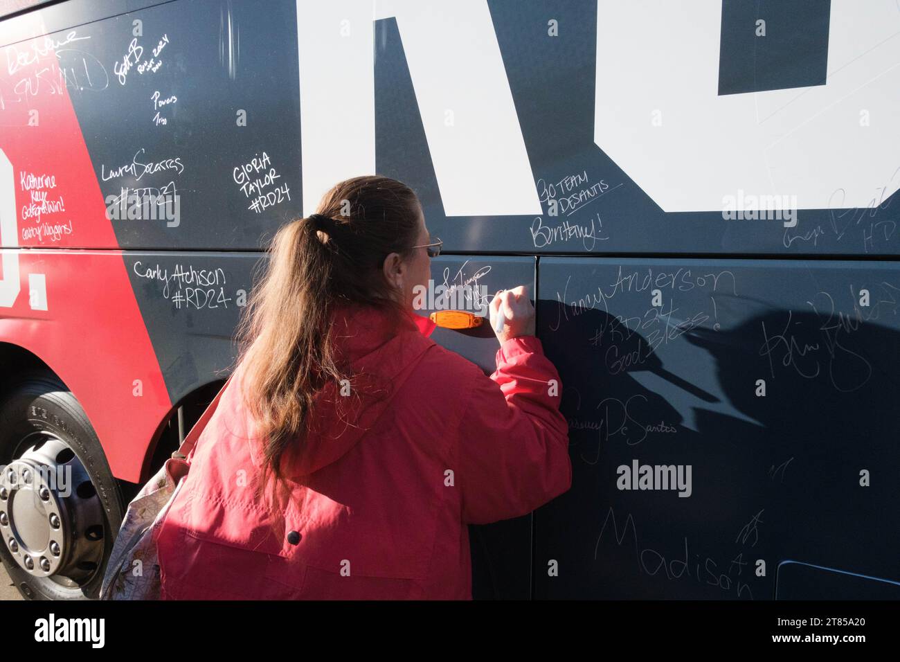 Des Moines, IA, USA. 17th Nov, 2023. A supporter signs the campaign bus ...