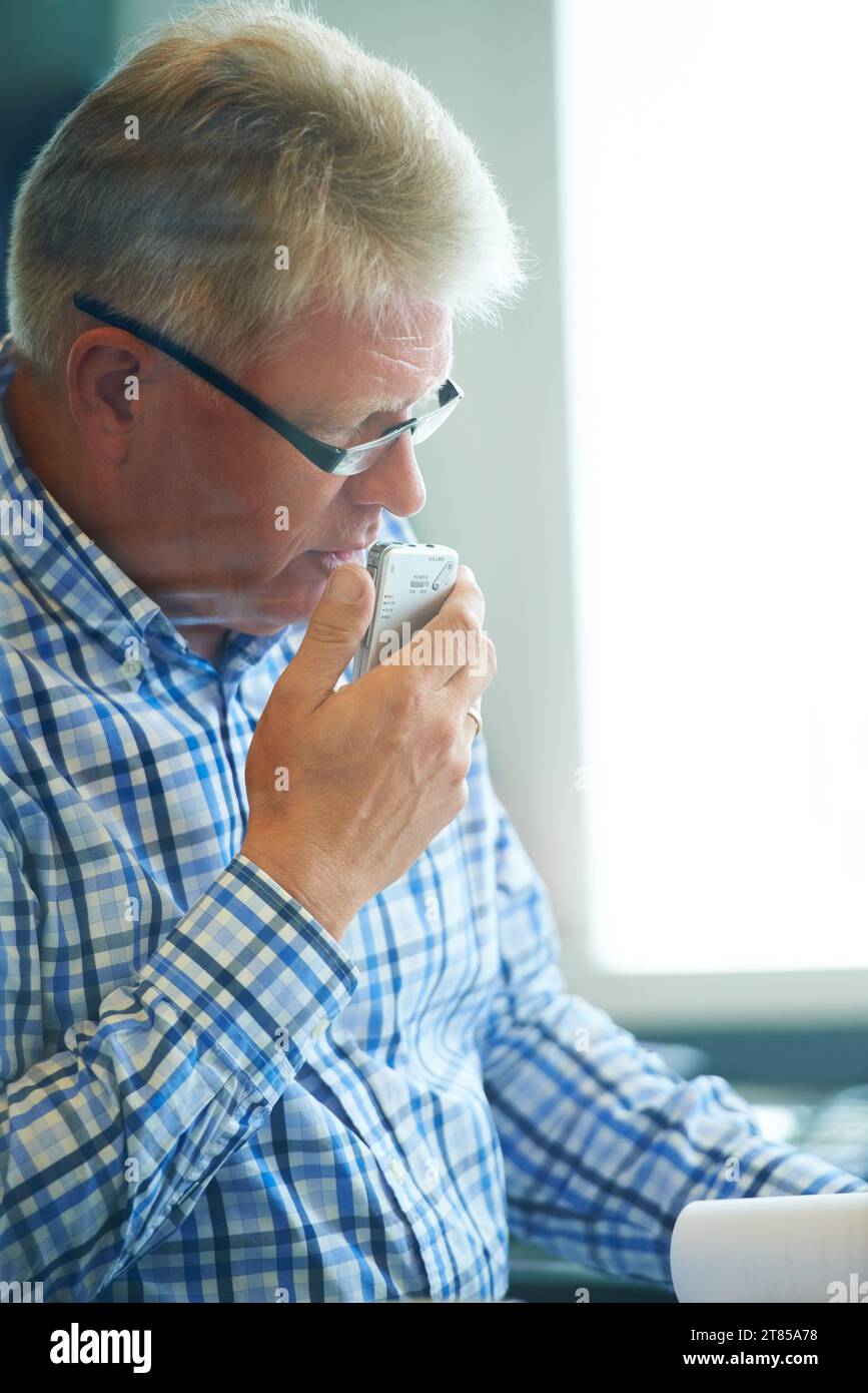 Journalist voice recorder working hi-res stock photography and images ...