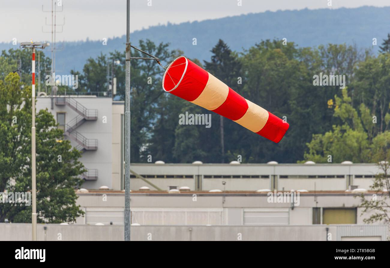 Windsack Ein Windsack am Flughafen Zürich. Rümlang, Schweiz, 06.08.2022 ...