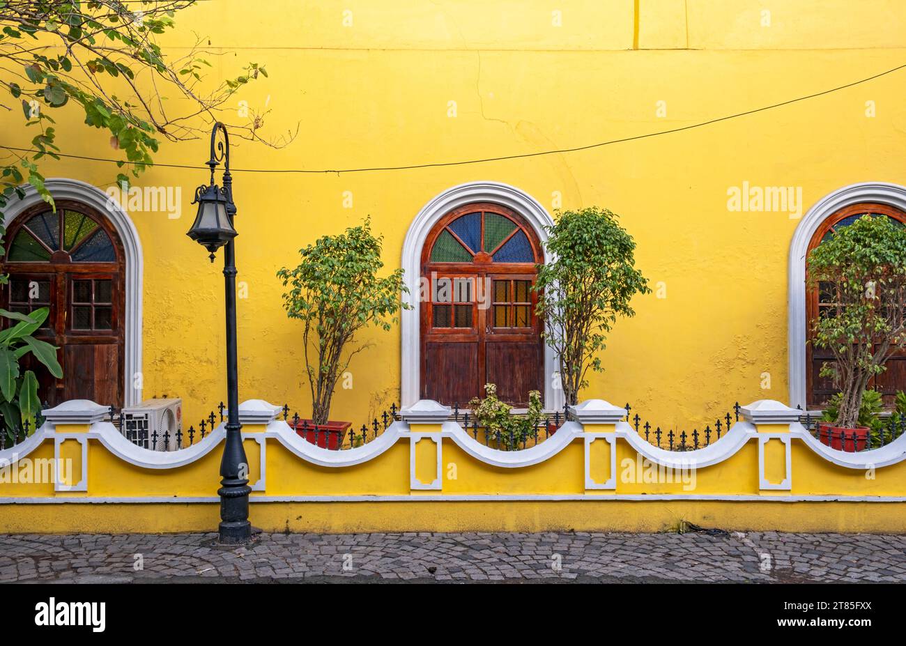 Yellow house facade, Fort Kochi, Cochin, Kerala, India Stock Photo - Alamy