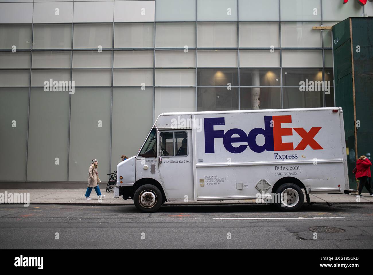Fedex van on the streets hi-res stock photography and images - Alamy
