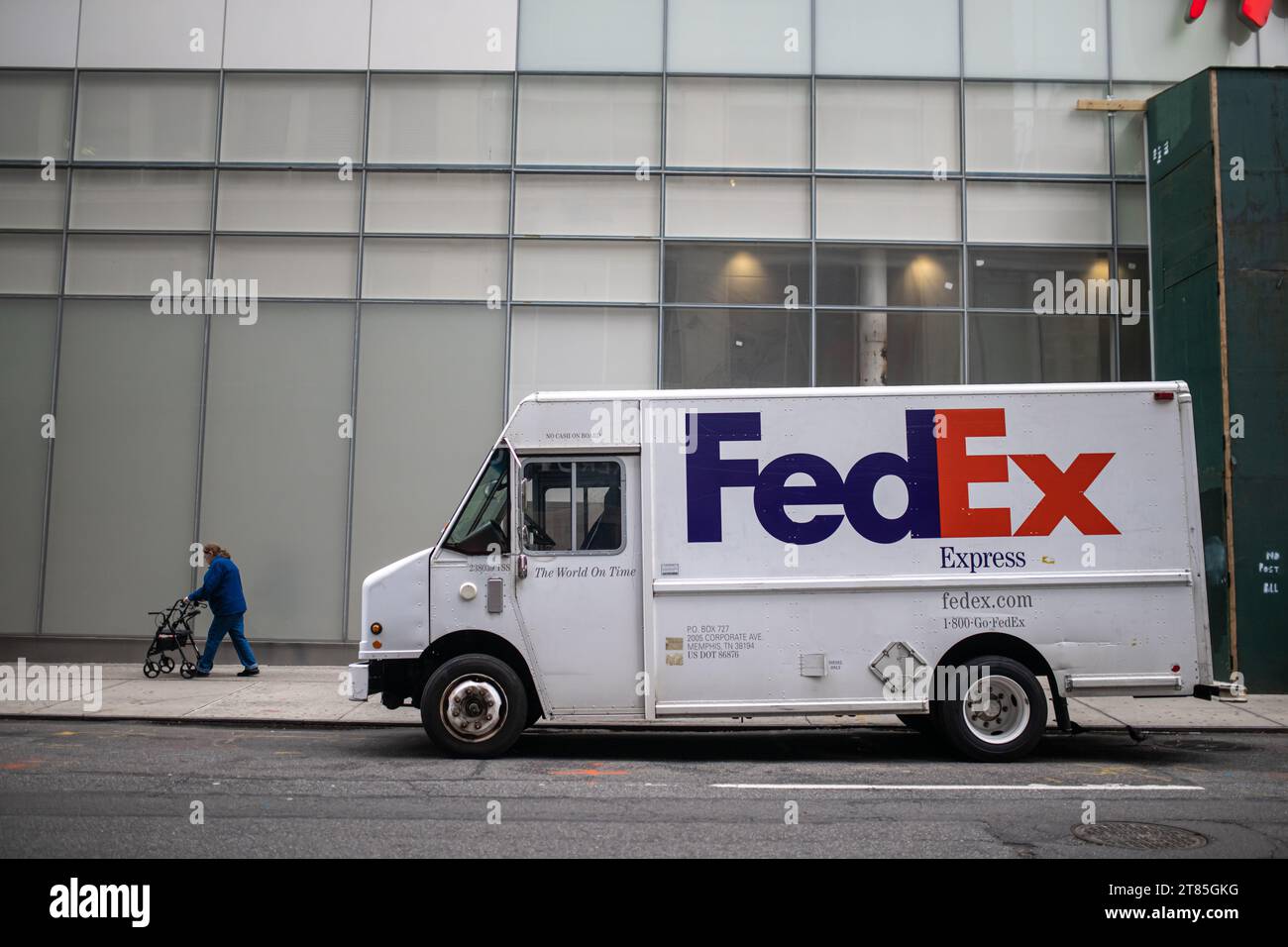 Fedex van on the streets hi-res stock photography and images - Alamy
