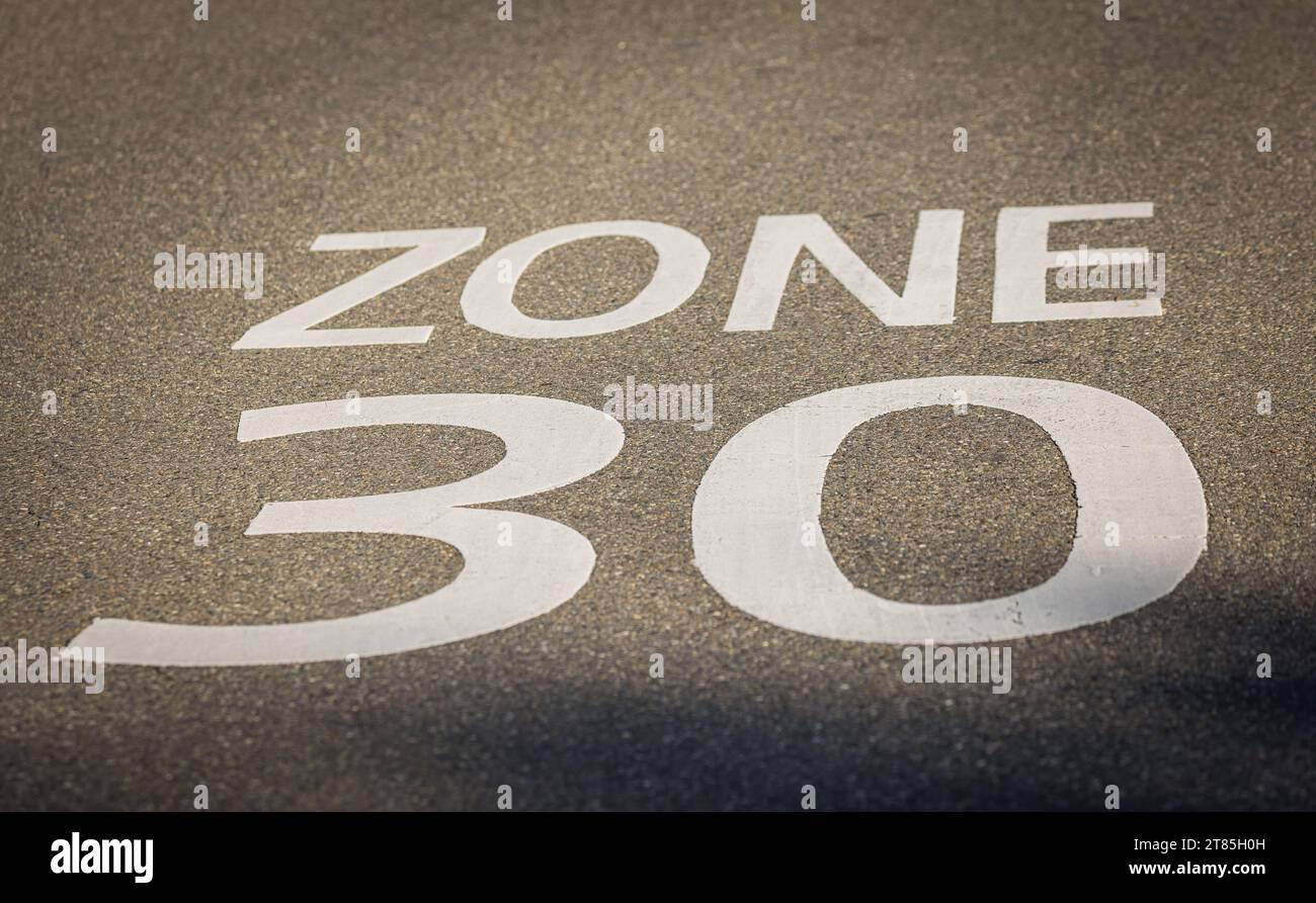 Fussgängerstreifen Beschriftung einer 30er Zone auf der Fahrbahn ...