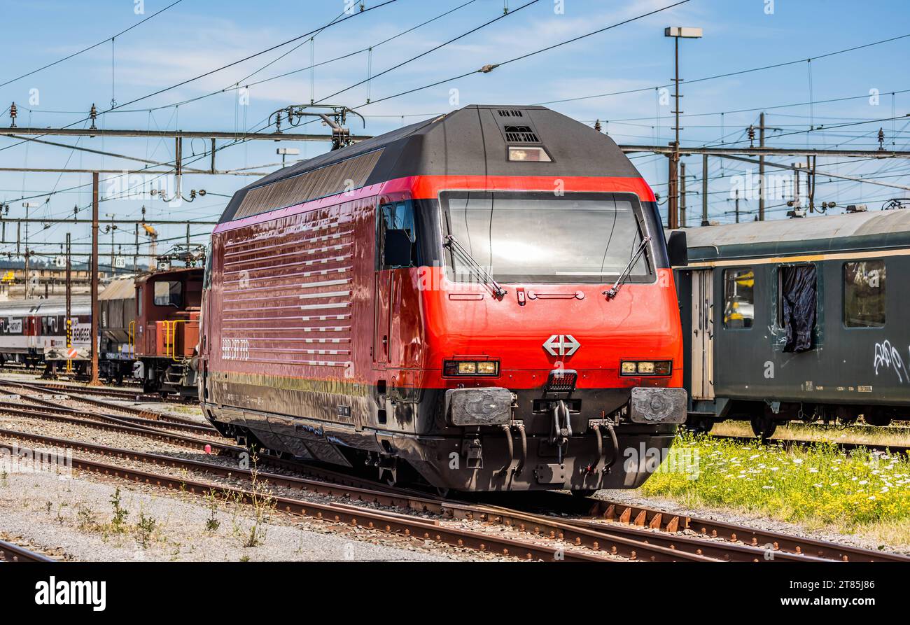Fitnessfahrt SBB Historic Eine SBB Re 460, besser bekannt unter Lok ...