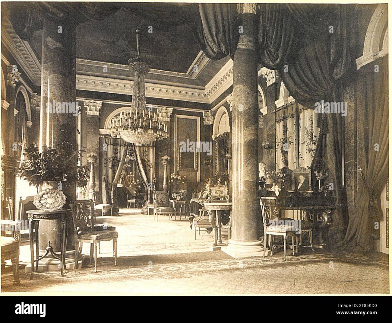 Carl Böttcher Living salon with columns and ceiling paintings. Matt ...