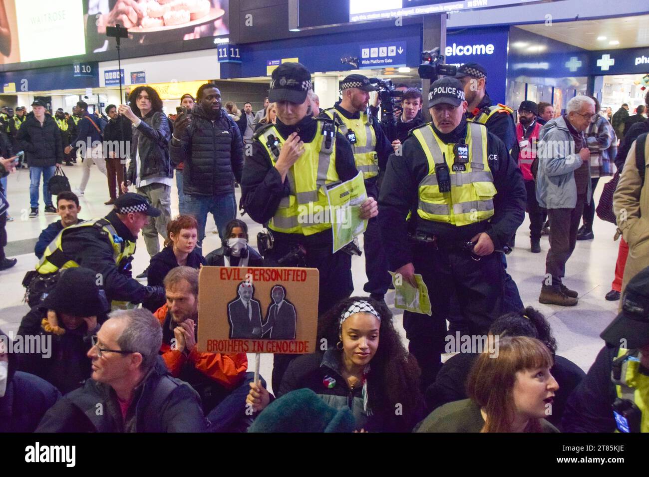 London, England, UK. 18th Nov, 2023. Police officers issue a ...