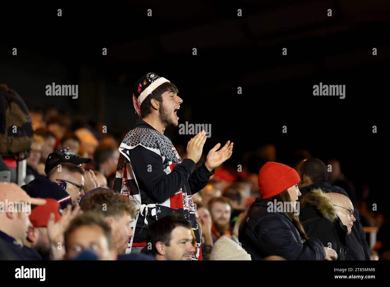Saracens fans in the stands hi-res stock photography and images - Alamy