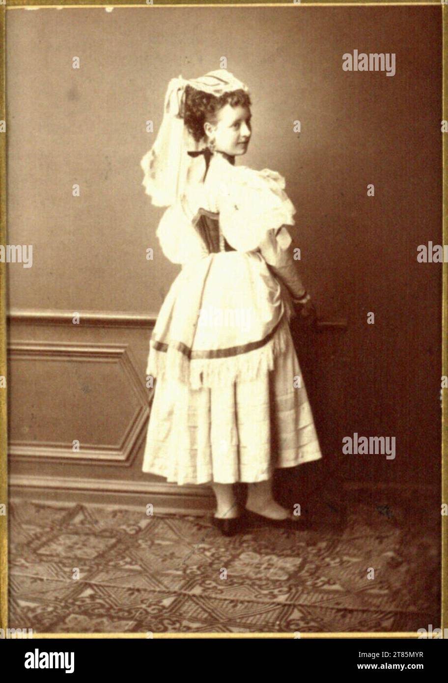 Carl Mahlknecht Actress in Weißer costume. Albumin paper, in exhibition ...