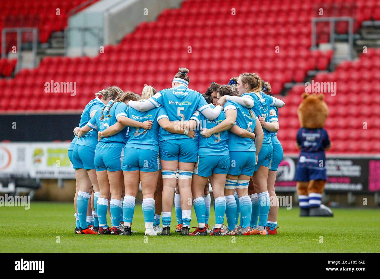 Sale Sharks Womens Rugby players in a huddle Stock Photo - Alamy