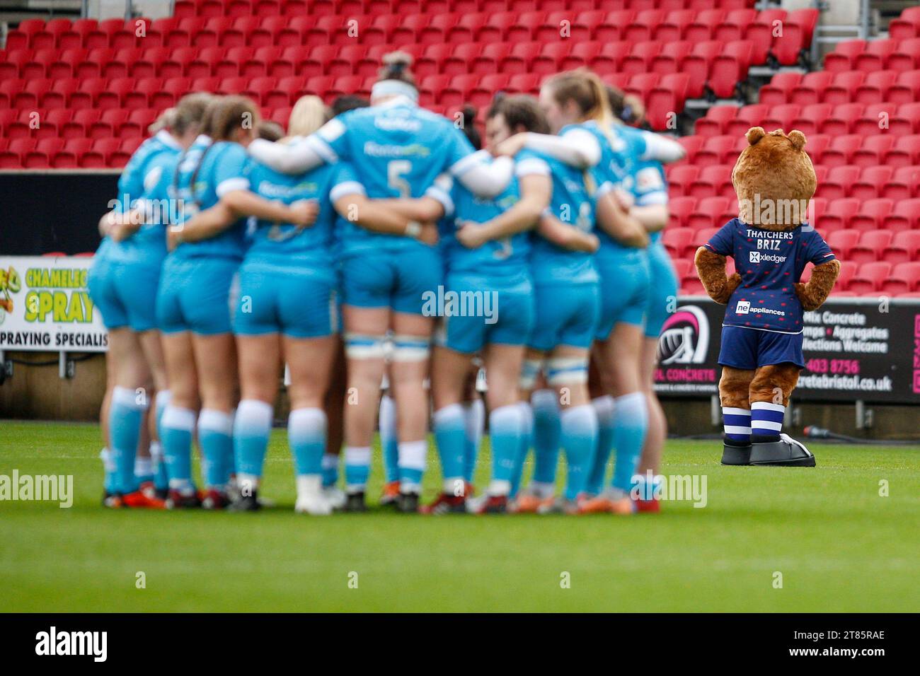 Sale Sharks Womens Rugby players in a huddle Stock Photo - Alamy