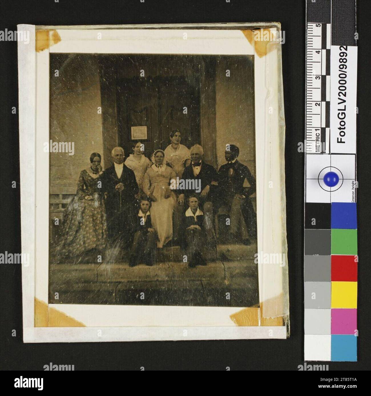 Anonym Large family portrait with three younger women, a younger man ...