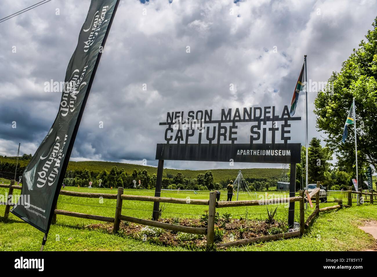 Nelson Mandela capture site , steel statue in Howick midlands KwaZulu ...