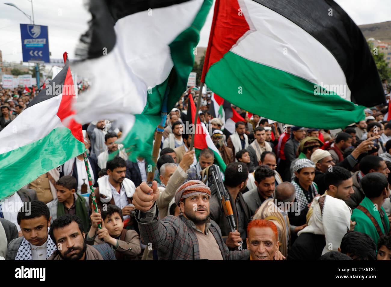 Yemenis chanting slogans during a protest in support of Palestinians on ...