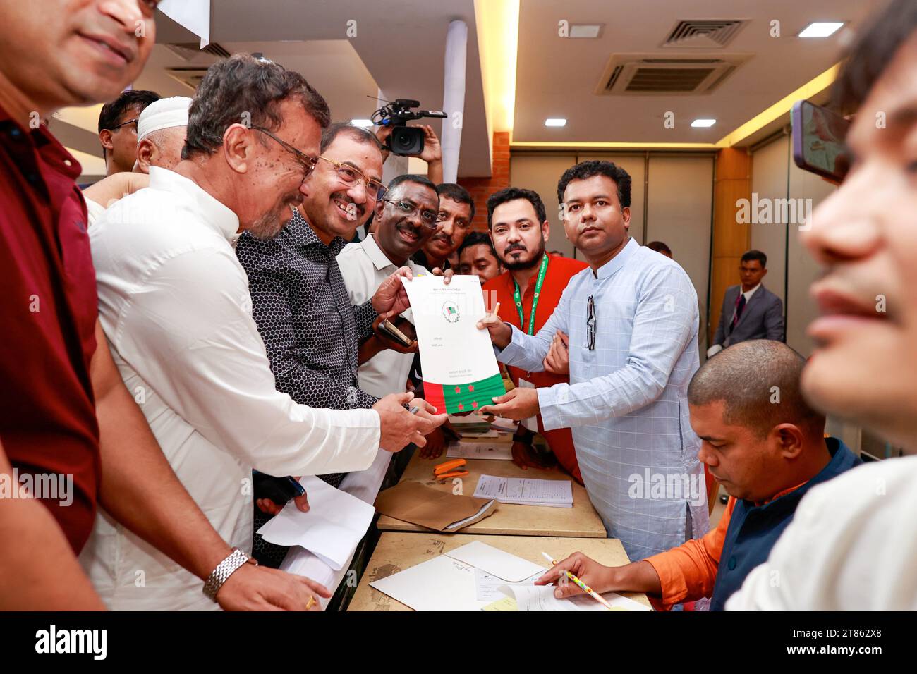 Dhaka, Bangladesh. 18th Nov, 2023. Candidates collect the nomination ...