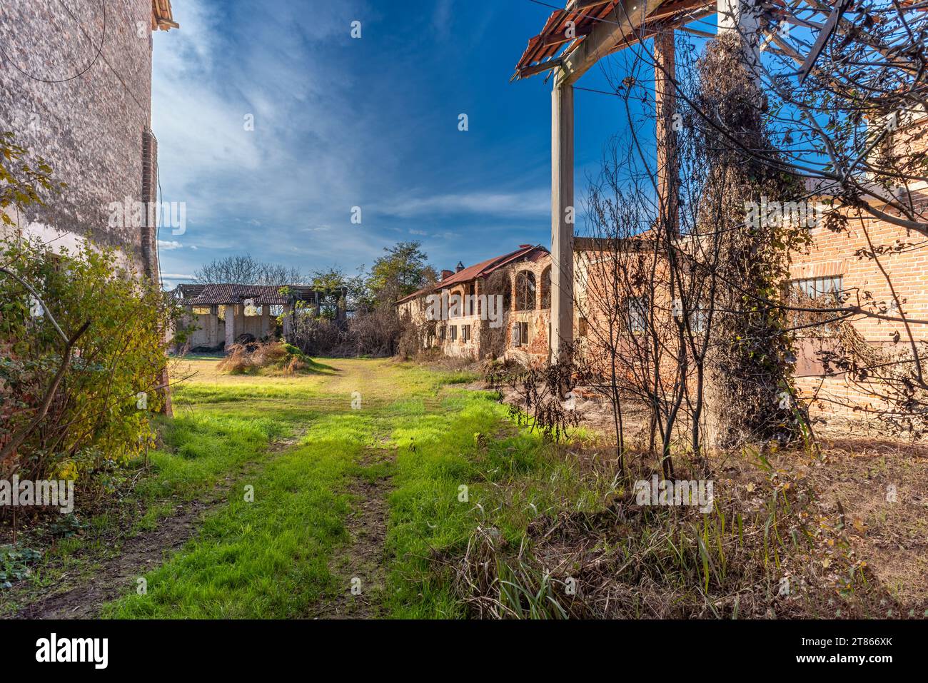 Old abandoned farmhouse with typical rural architecture of the Po ...