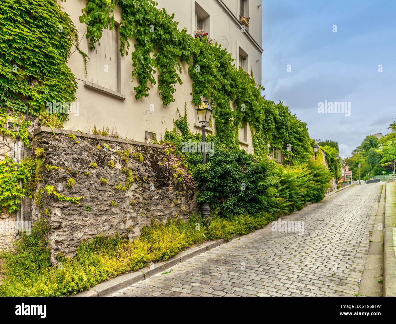 Cobbled walkway in paris hi-res stock photography and images - Alamy