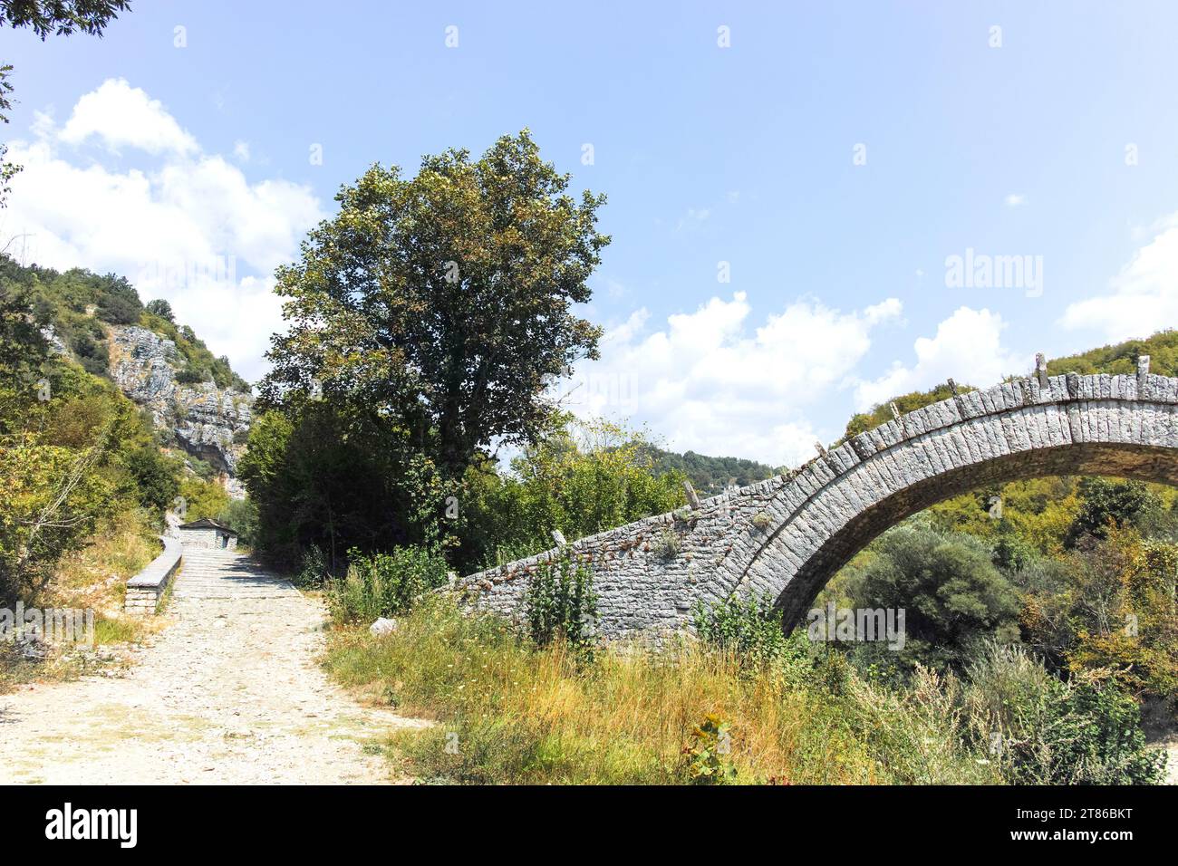 Amazing view of Medieval Plakidas (Kalogeriko) Bridge at Pindus ...
