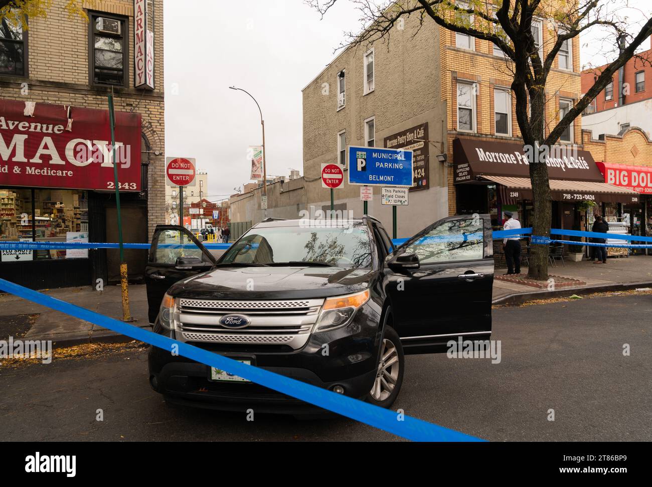 Bronx, USA. 18th Nov, 2023. Bronx homicide detectives investigate the ...