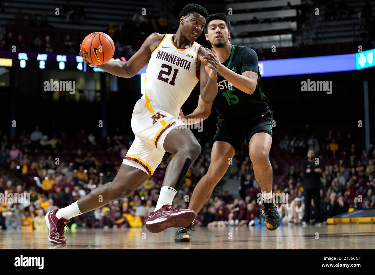 Minnesota forward Pharrel Payne (21) works toward the basket as USC ...
