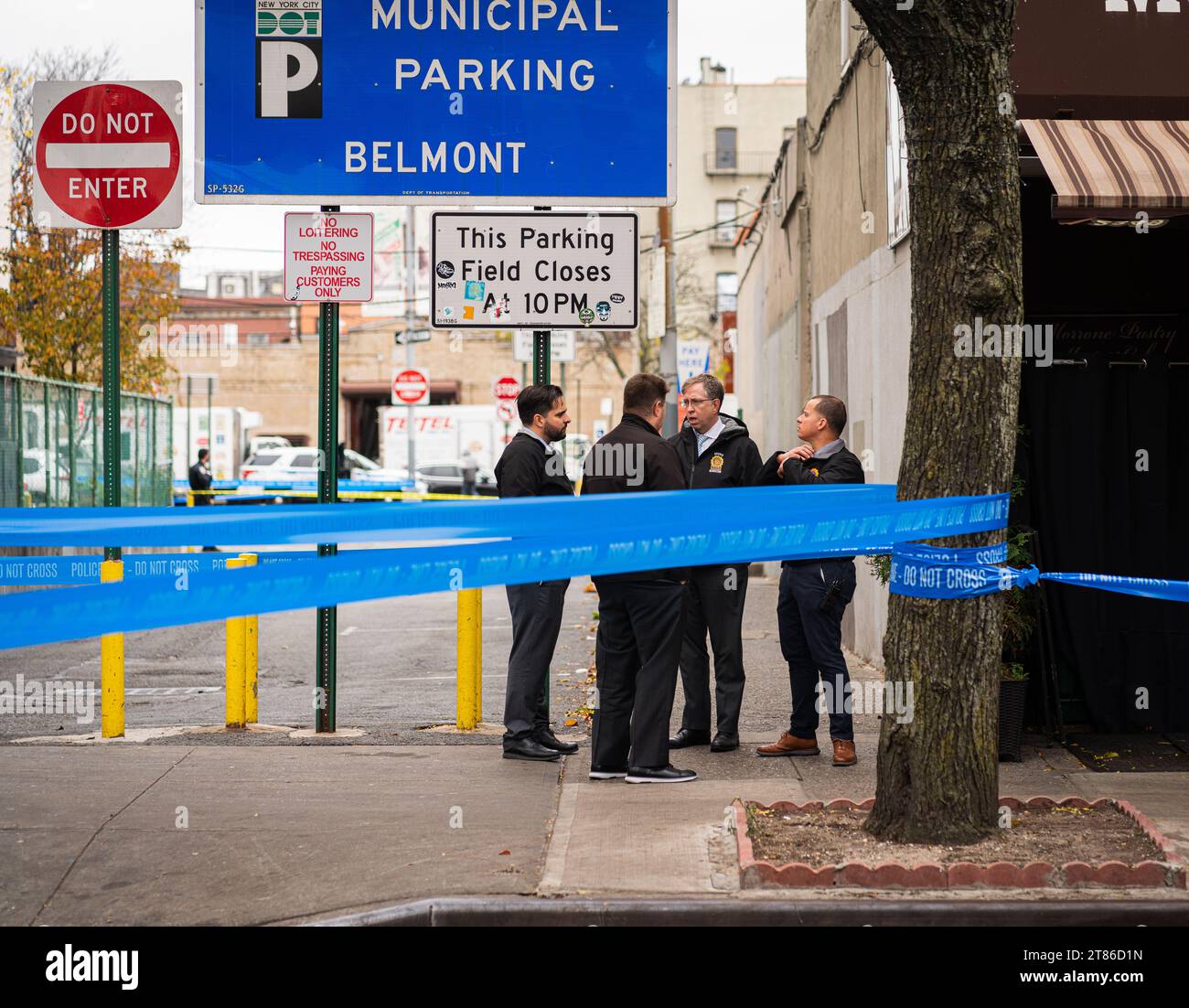 Bronx, USA. 18th Nov, 2023. Bronx homicide detectives investigate the ...