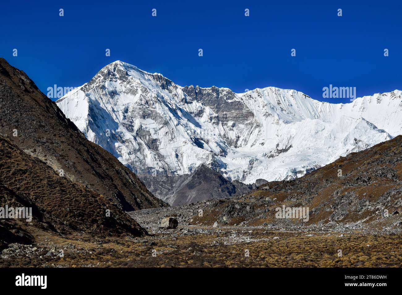Cho Oyu seen from thes south Stock Photo - Alamy