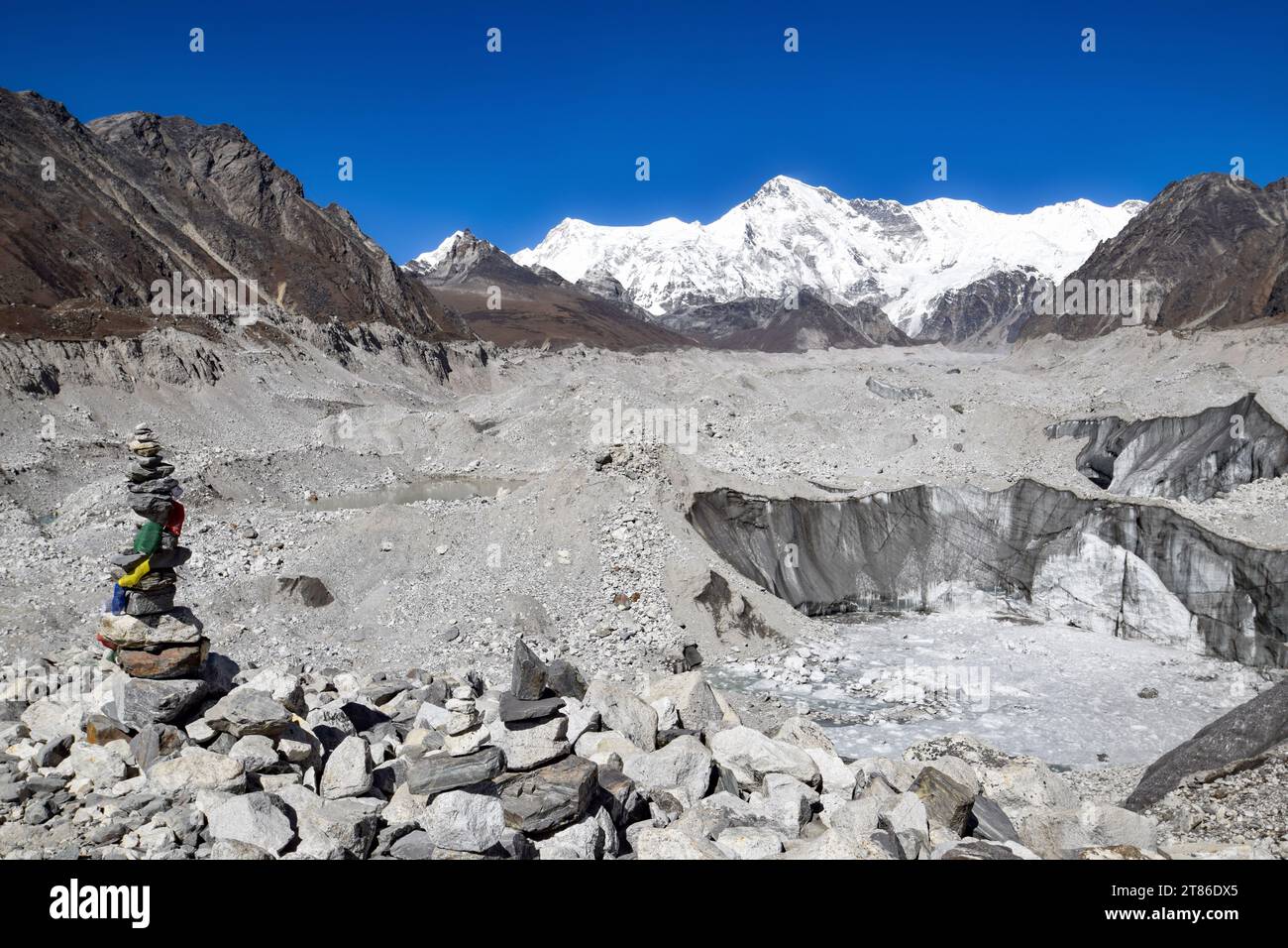 Cho Oyu seen from Ngozumpa glacier Stock Photo - Alamy
