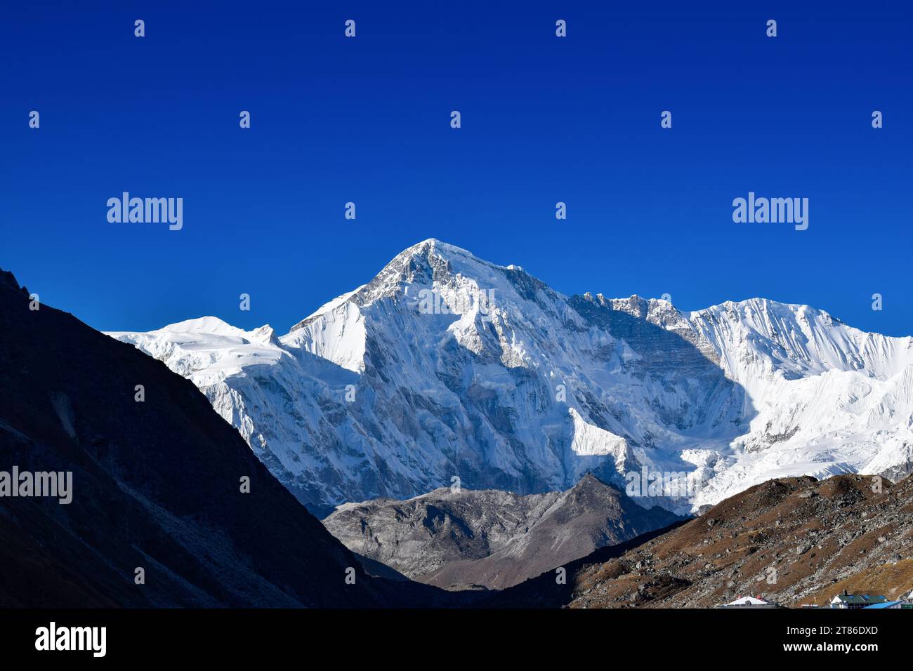 Cho Oyu seen from thes south Stock Photo - Alamy