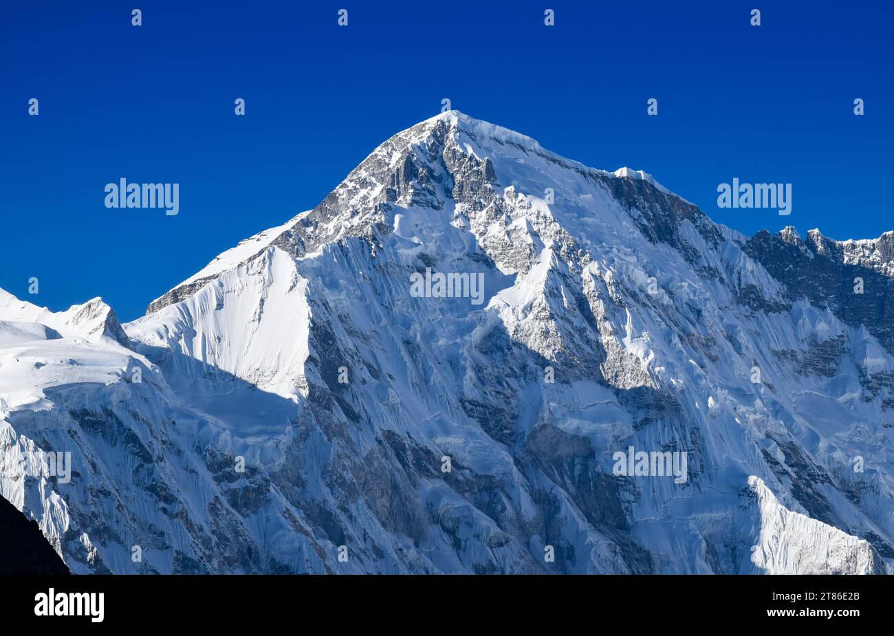 Cho Oyu seen from thes south Stock Photo - Alamy
