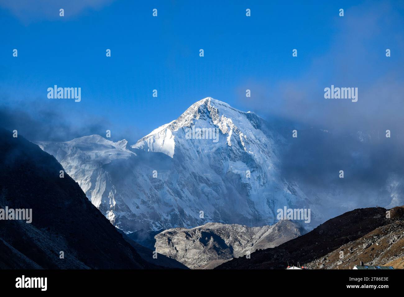 Cho Oyu seen from thes south Stock Photo - Alamy
