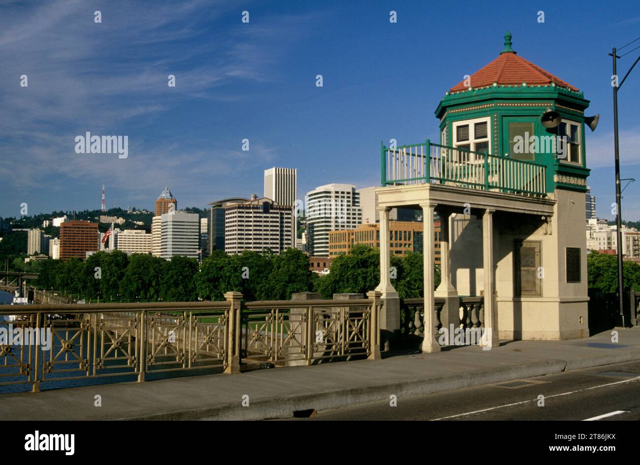 Portland oregon downtown burnside bridge hi-res stock photography and ...