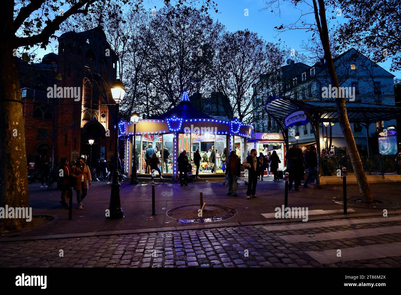 Montmartre carousel hi-res stock photography and images - Alamy