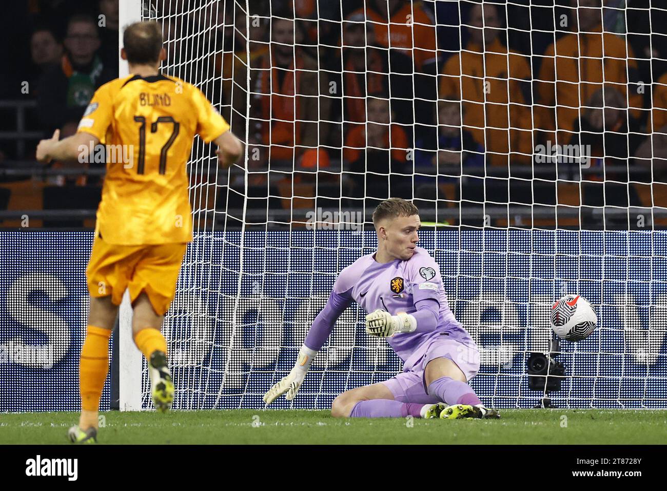 AMSTERDAM - (l-r) Daley Blind of Holland, Holland goalkeeper Bart Verbruggen during the European ...