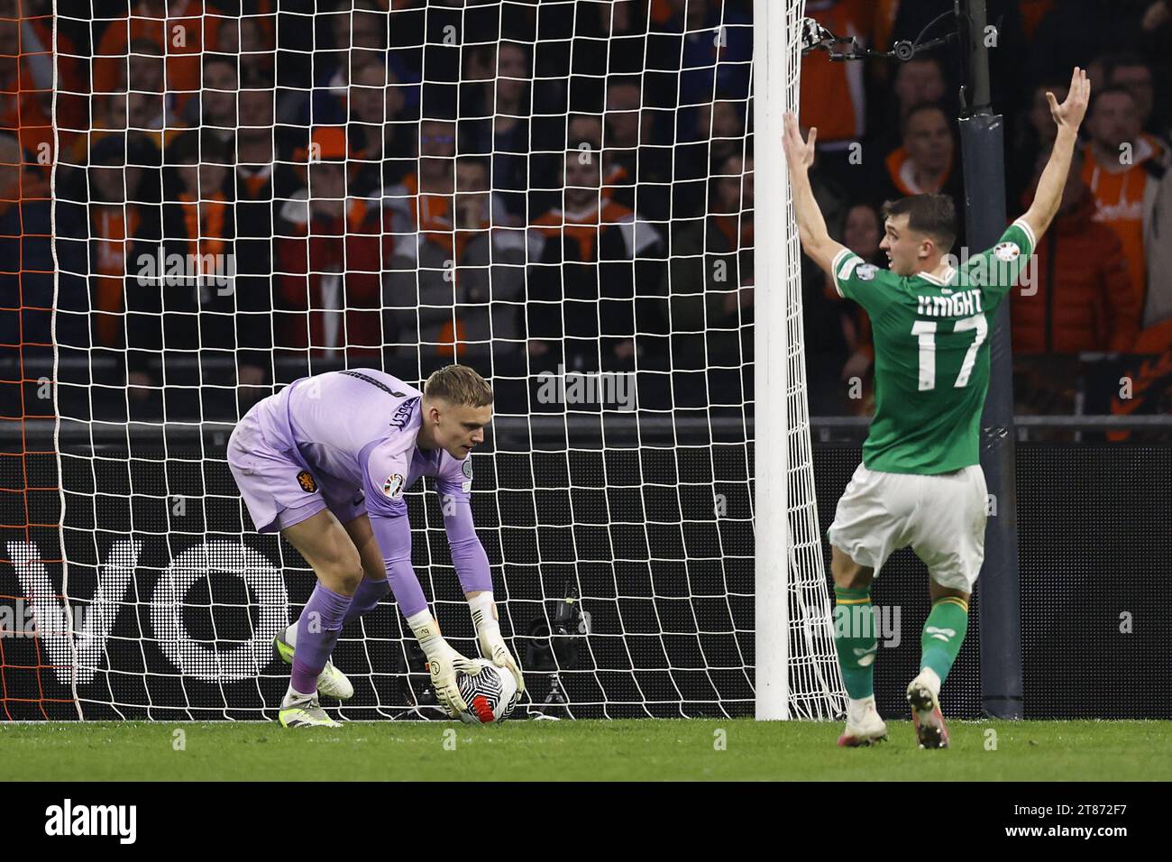 AMSTERDAM - (l-r) Holland goalkeeper Bart Verbruggen, Jason Knight of ...