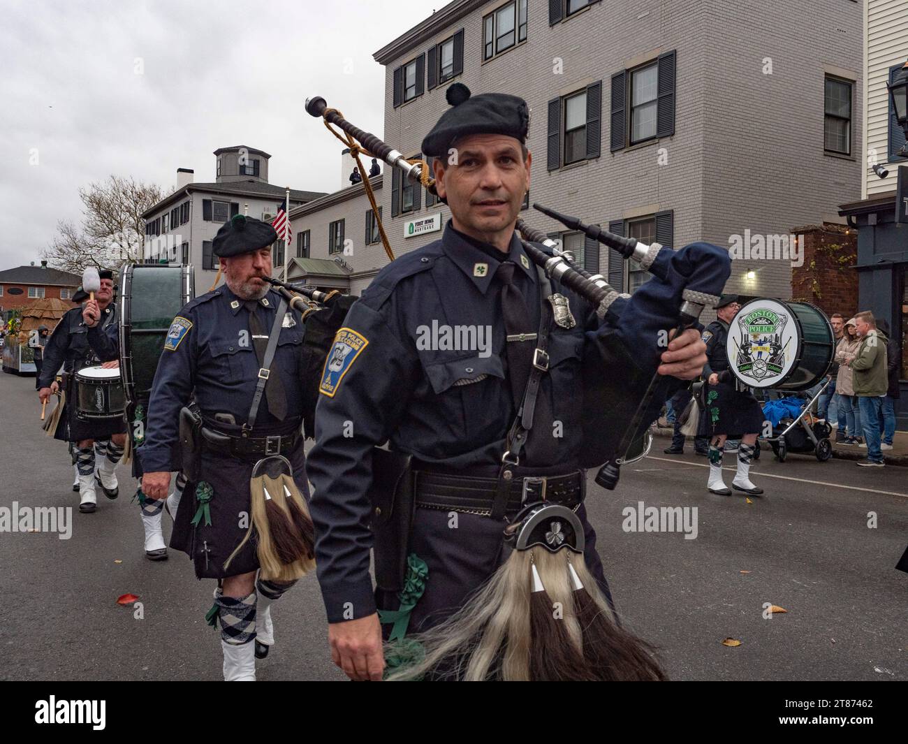 Boston police gaelic column of pipes and drums hi-res stock photography ...