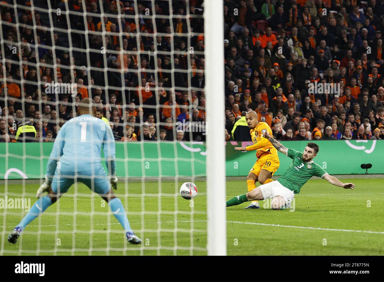 AMSTERDAM - (l-r) Ireland goalkeeper Gavin Bazunu, Donyell Malen of ...