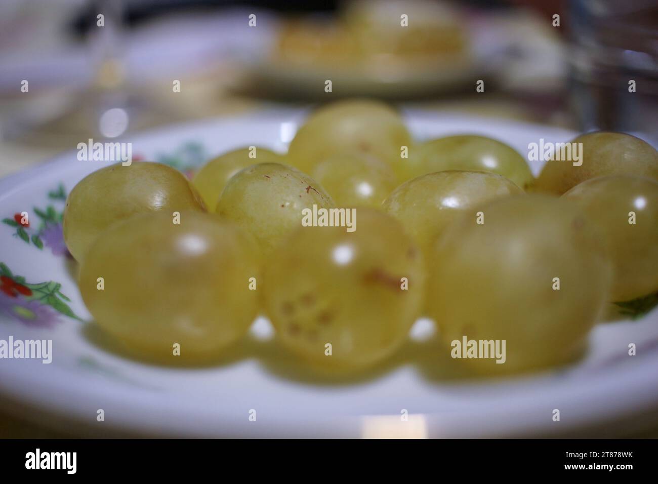 twelve grapes of good luck eaten in Spain in the first seconds of the ...