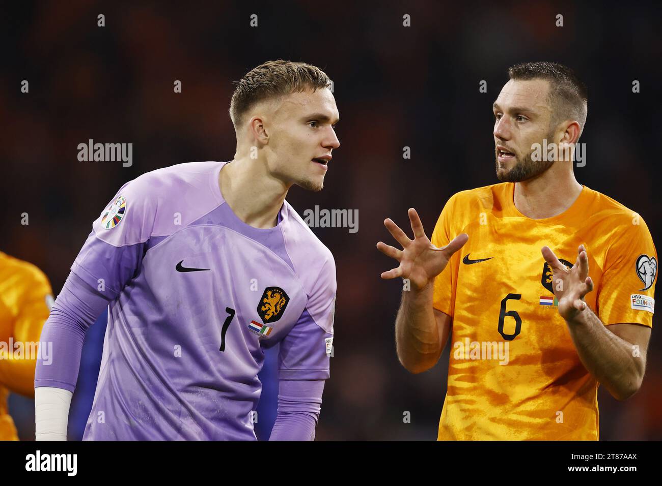 AMSTERDAM - (l-r) Holland goalkeeper Bart Verbruggen, Stefan de Vrij of ...