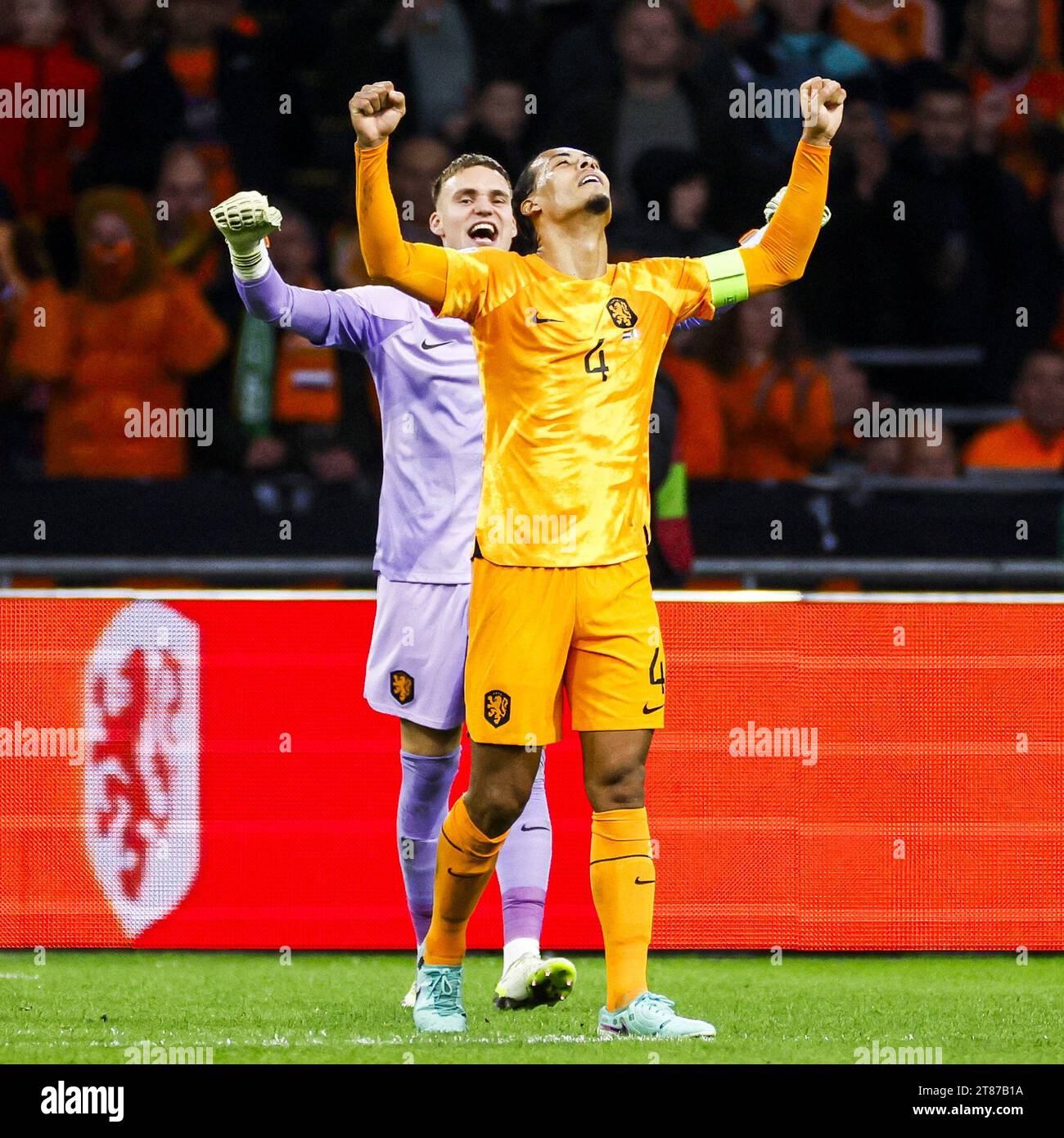 AMSTERDAM - (l-r) Holland goalkeeper Bart Verbruggen, Virgil van Dijk ...