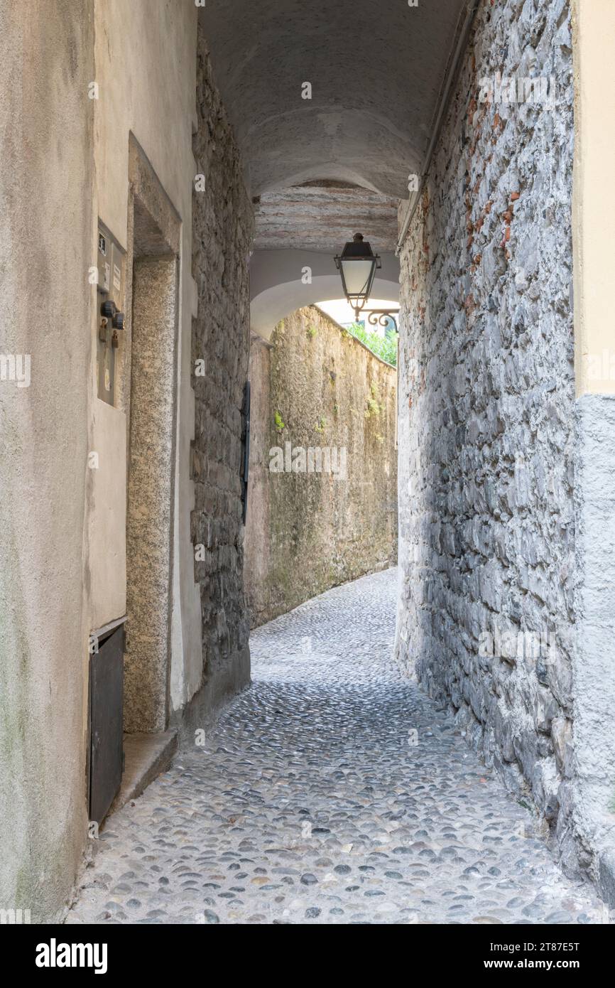 Small alleyway in sunny bellagio hi-res stock photography and images ...