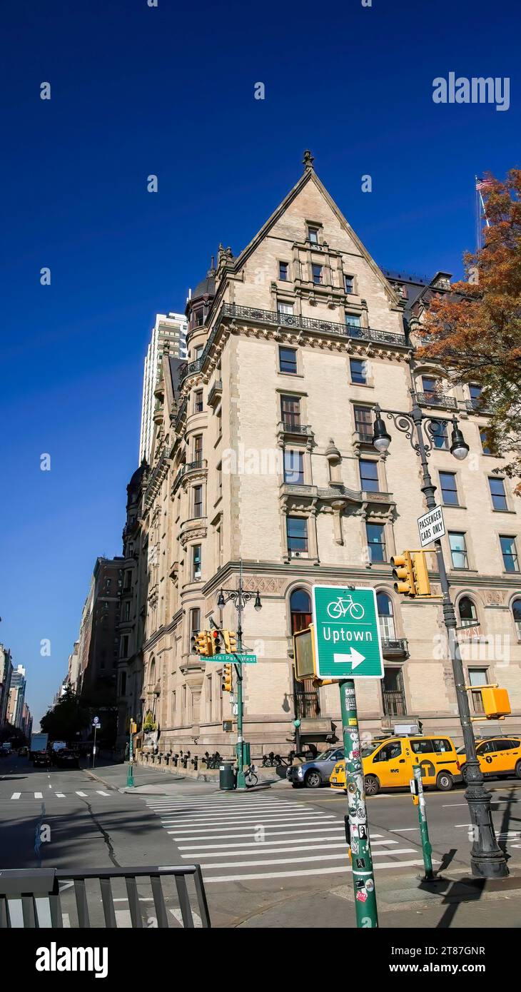 NEW YORK, NY, USA - NOVEMBER 16, 2023: Dakota house street view form ...