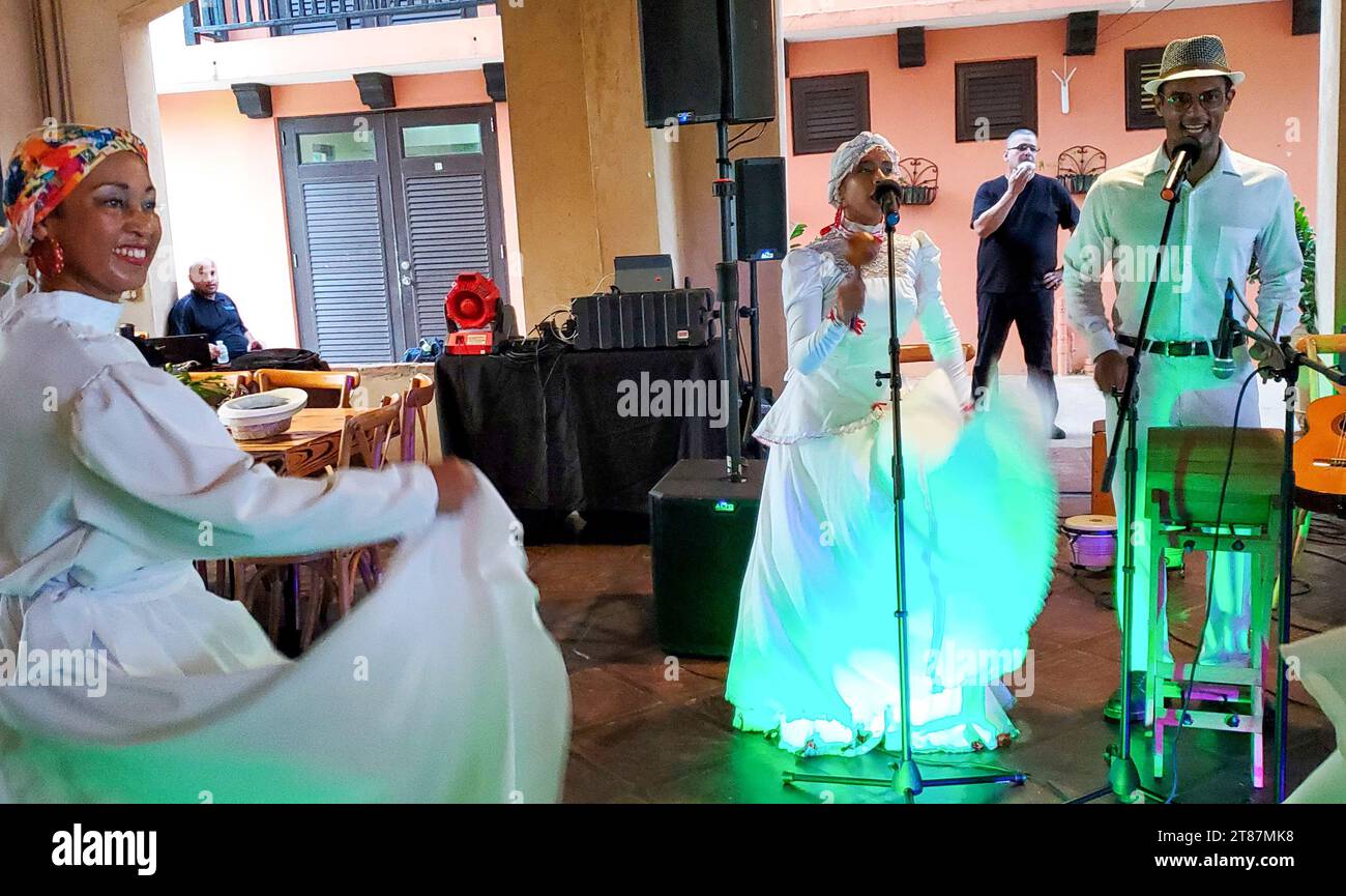 Singers and women band hi-res stock photography and images - Alamy