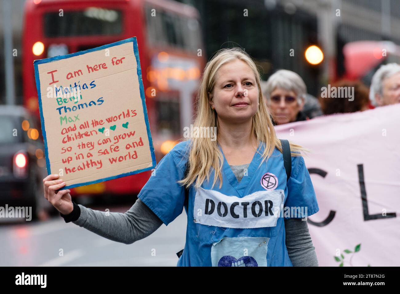 Children sat in circle hi-res stock photography and images - Alamy